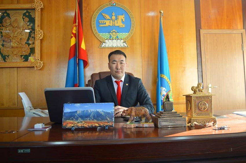 ДЭЛХИЙН ХЭВЛЭЛИЙН ЭРХ ЧӨЛӨӨНИЙ ӨДӨР ИЙГ ТОХИОЛДУУЛАН АЙМГИЙН ИТХ ЫН ДАРГА Ц ОТГОНБАЯР