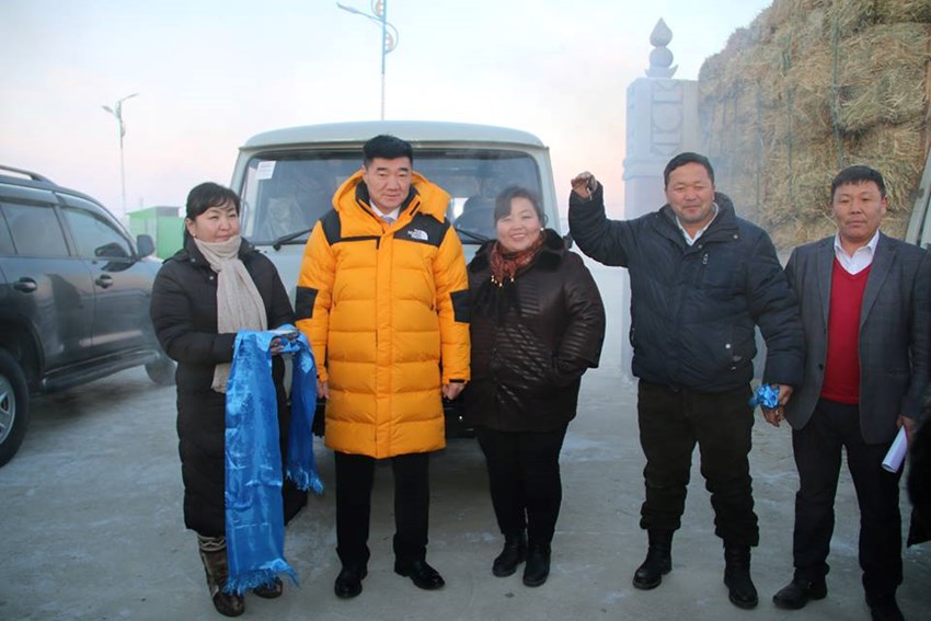 УИХ ын гишүүн С Бямбацогт өвөлжилт хүндэрсэн сумдад өвс тэжээл гардуулав