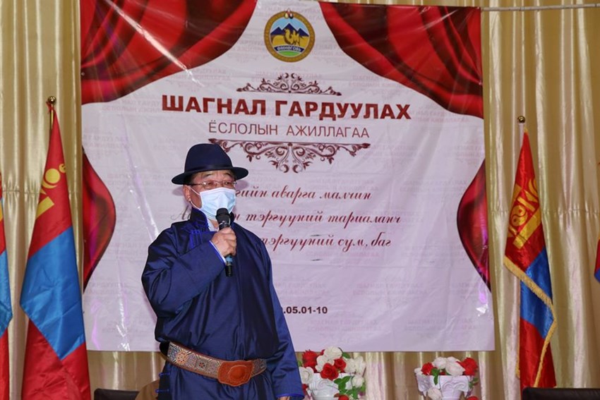 Аймгийн аварга малчдын шагнал гардуулах ажиллагаа