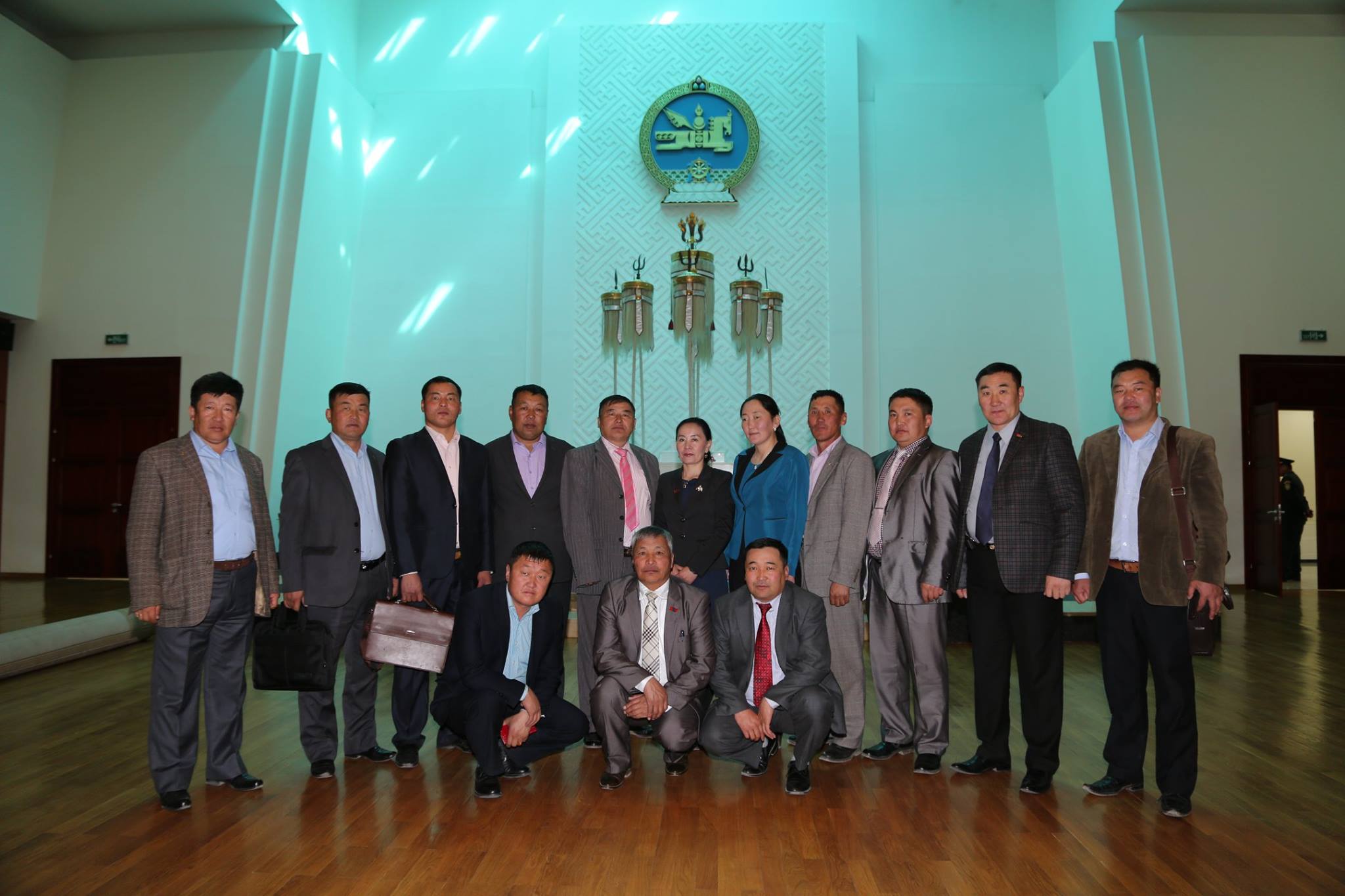 Сумдын ИТХ ын дарга нарийн бичгийн дарга нарыг төрийн ордонтой танилцуулж дурсгалын зураг татууллаа