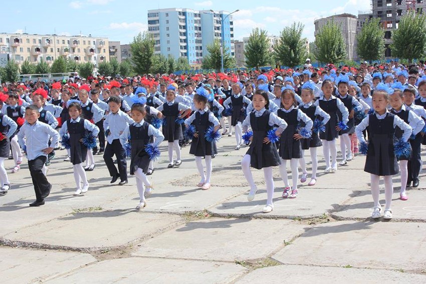 ЭНЭ ХИЧЭЭЛИЙН ЖИЛД 2000 ГАРУЙ ХҮҮХЭД 1 ДҮГЭЭР АНГИД ЭЛСЭНЭ