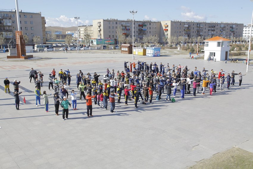 Төрийн албан хаагчид Нарны алхалт хийв