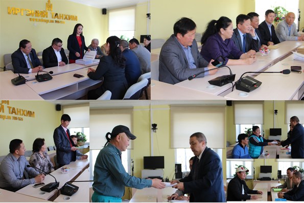 Нэр дэвшигчид аймгийн сонгуулийн хороонд материалаа ирүүллээ