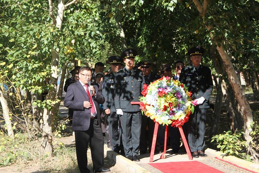 Хэлмэгдэгсдийн хөшөөнд цэцэг өргөж хүндэтгэл үзүүлэв