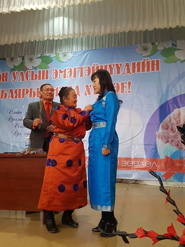 Дархан бэр үүдэд хүндэтгэл үзүүллээ